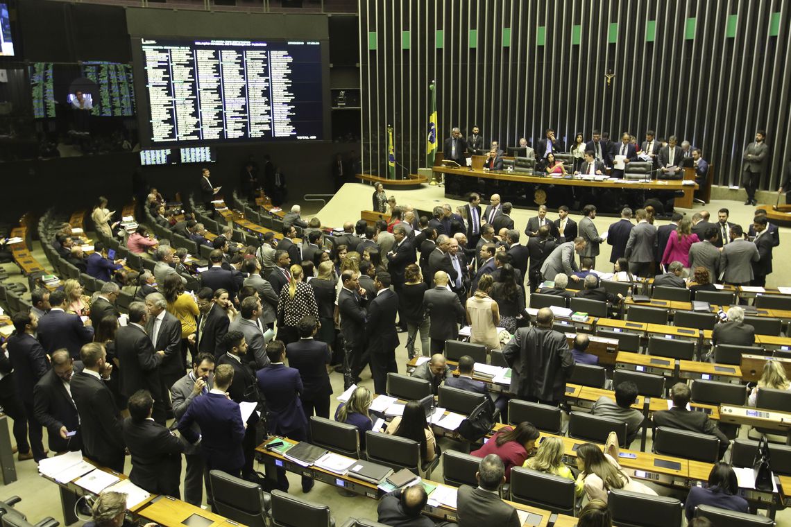 Ibovespa cai após recorde histórico e reforma segue no radar do mercado Ibovespa cai após recorde histórico e reforma segue no radar do mercado