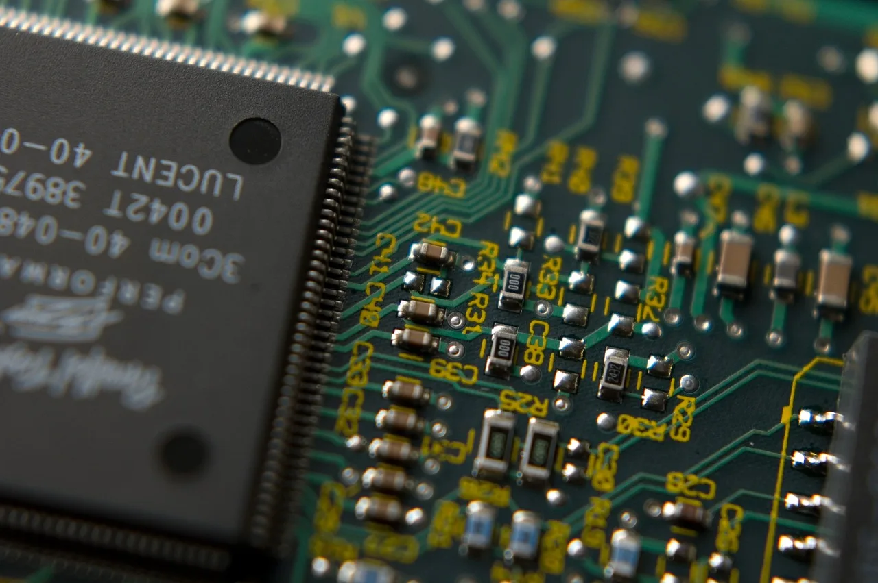 ETF supera 116% em 12 meses; entenda a tese do CHIP11