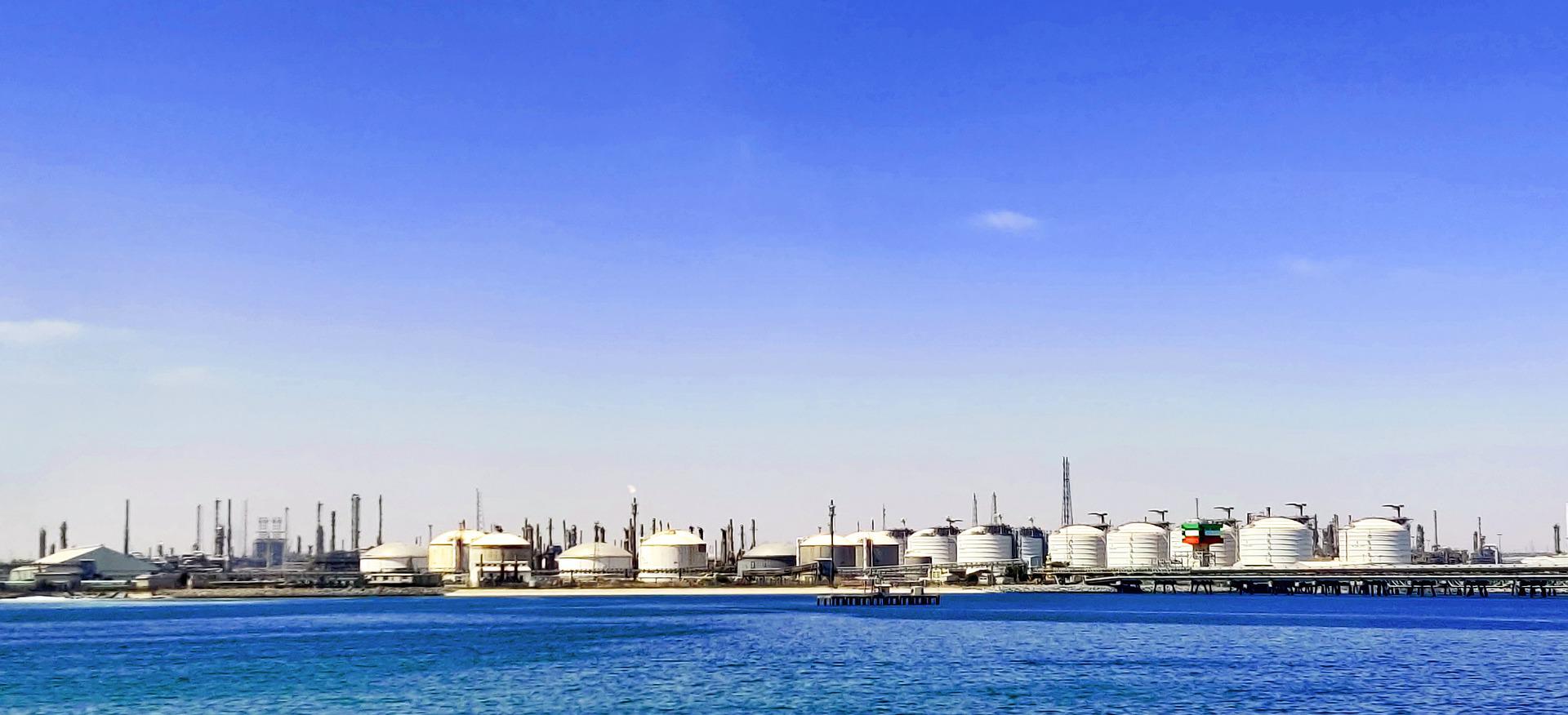 Petróleo fecha em forte baixa, após sauditas reduzirem preços Petróleo fecha em forte baixa, após sauditas reduzirem preços
