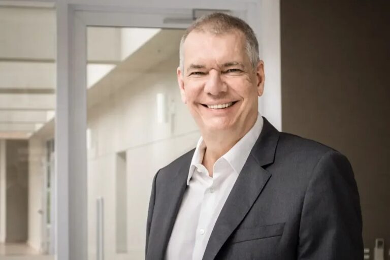 CEO da CVC (CVCB3) deixa empresa; gestão instala comitê às pressas