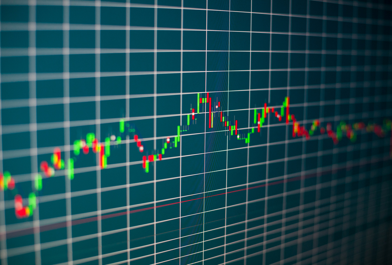 Ibovespa opera em alta e retorna aos 121 mil pontos