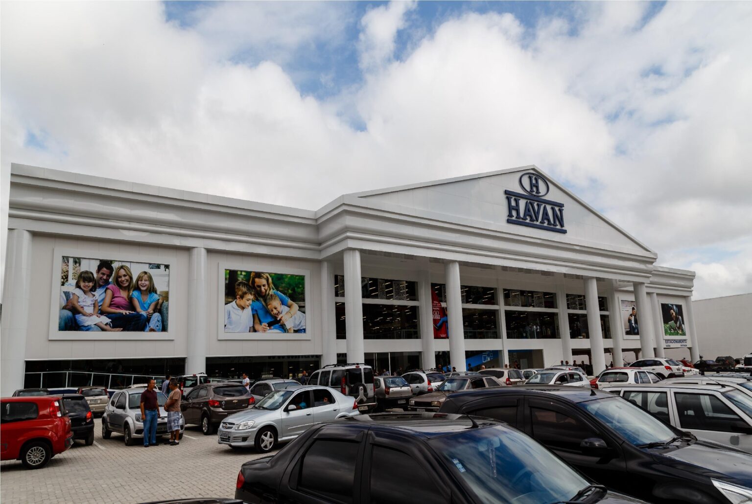 Quem é Luciano Hang? Conheça a história do "Veio da Havan"